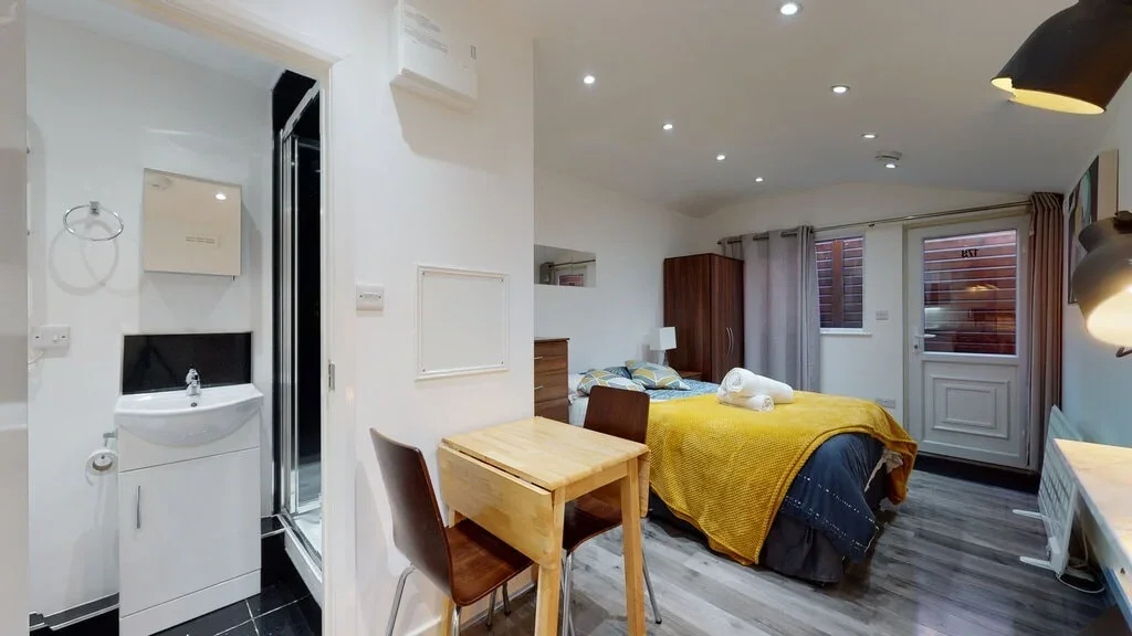 Flat to rent Chatsworth Road, Greater London | rentaroof