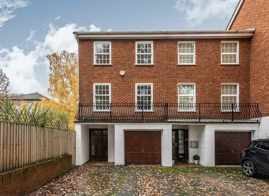 Flat to rent Michels Row, Greater London | rentaroof