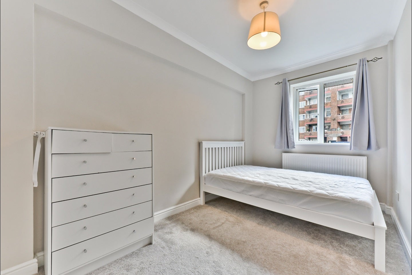 Flat to rent Dylways, Greater London | rentaroof