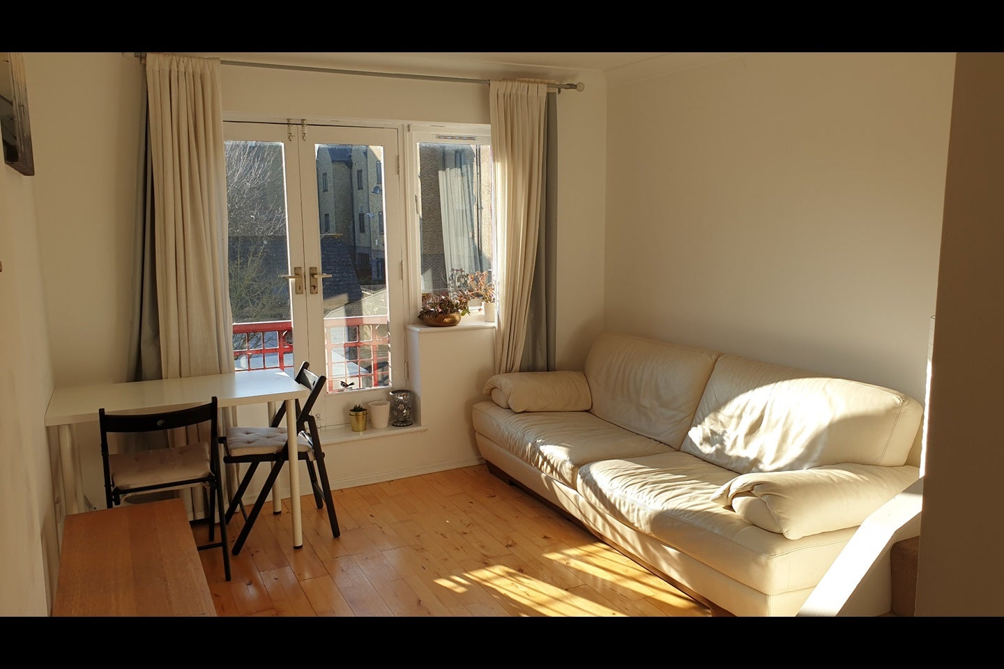 Flat to rent Cunard Walk, Greater London | rentaroof