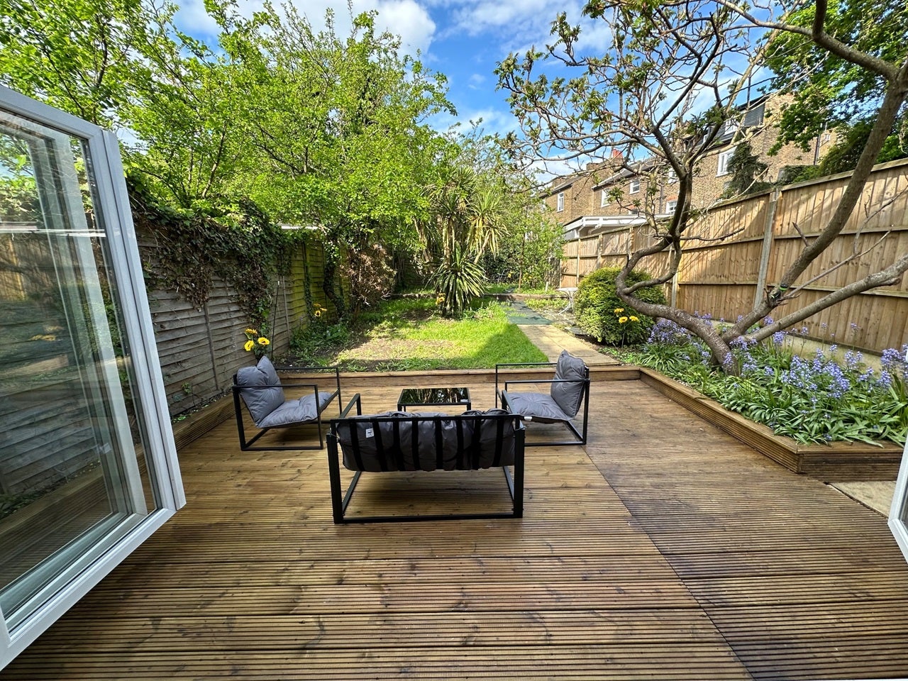 Flat to rent Claremont Road, Greater London | rentaroof