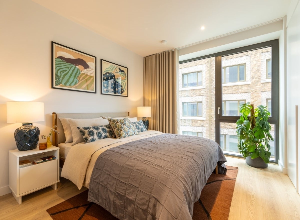 Flat to rent Ribbon Lane, Greater London | rentaroof