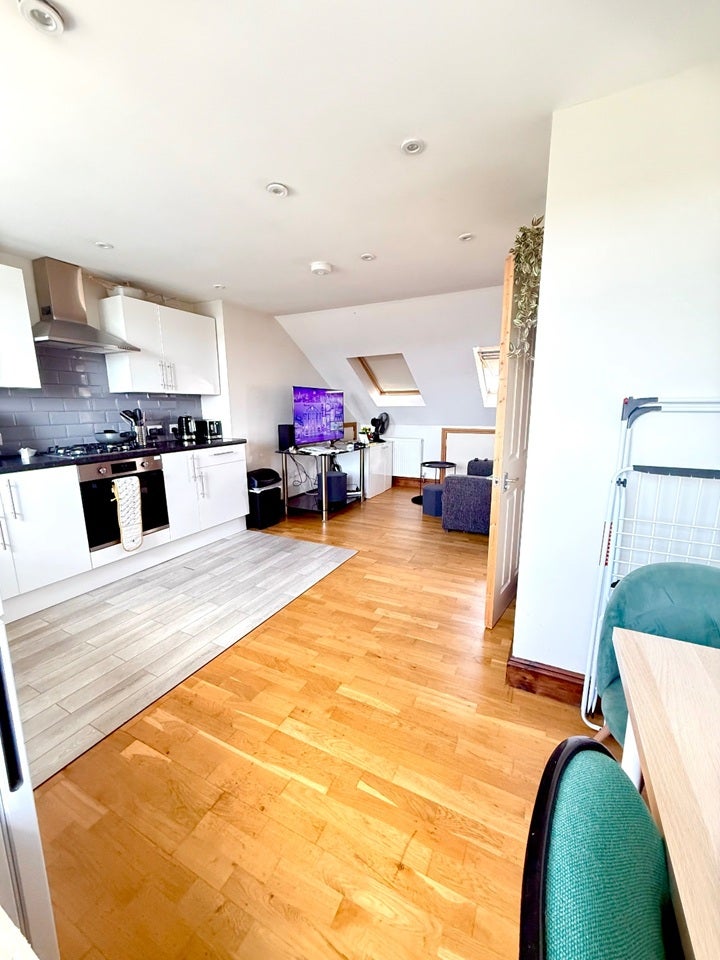 Flat to rent Montana Road, Greater London | rentaroof