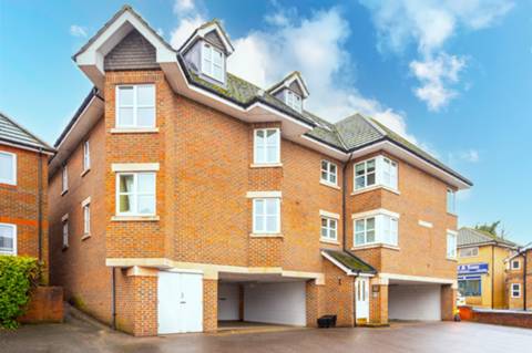 Flat to rent Lower Guildford Road, Woking | rentaroof