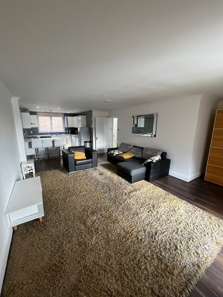 Flat to rent Pepper Street, Greater London | rentaroof