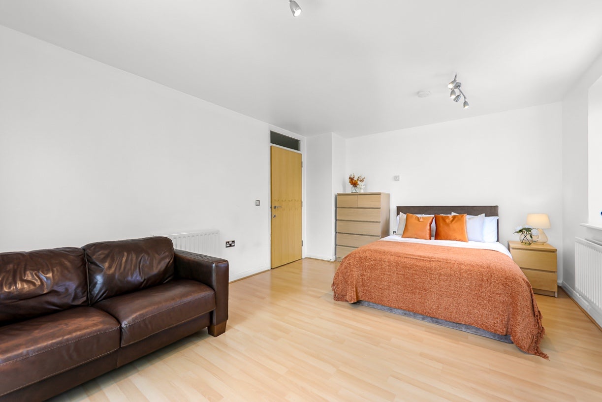 Flat to rent Newport Avenue, Greater London | rentaroof