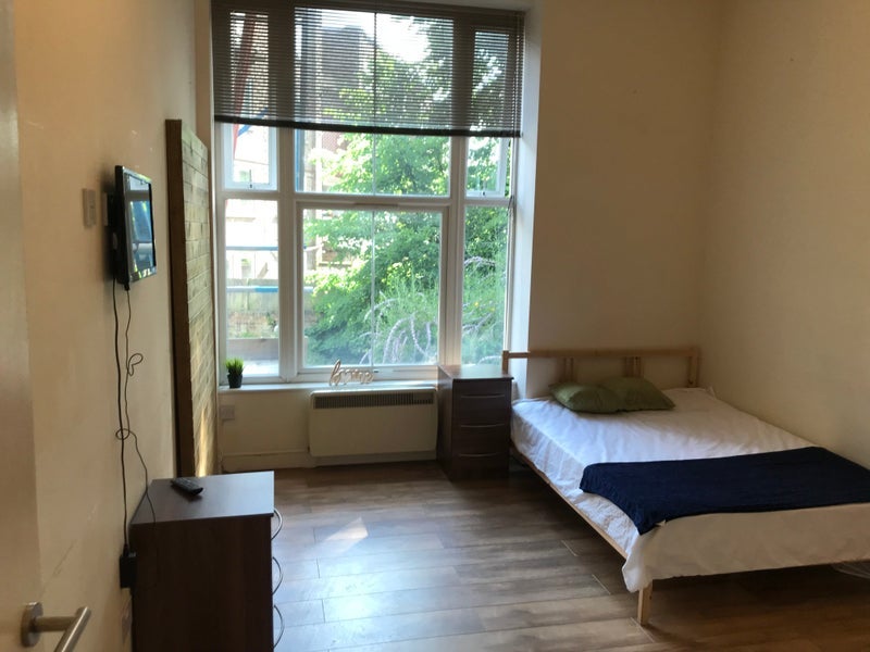 Flat to rent Hilldrop Road, Greater London | rentaroof