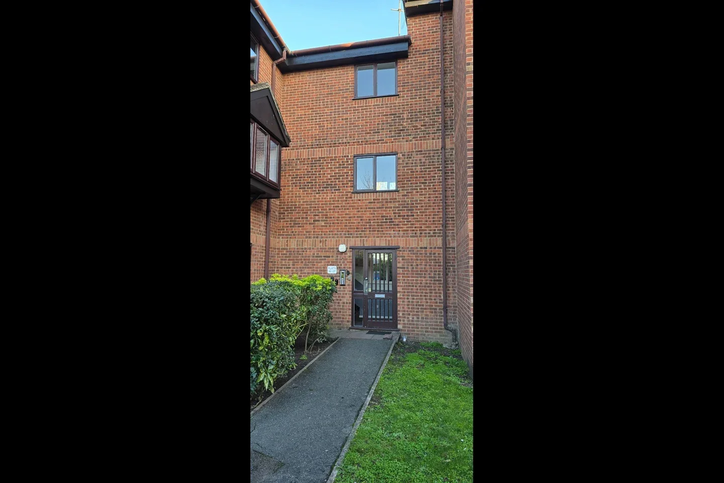 Flat to rent Blacksmith Close, Greater London | rentaroof