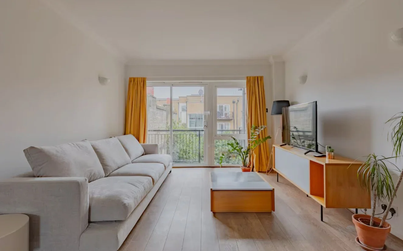 Flat to rent Bacon Street, Greater London | rentaroof