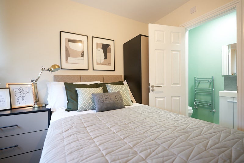 House to rent Morningside Road, Greater London | rentaroof