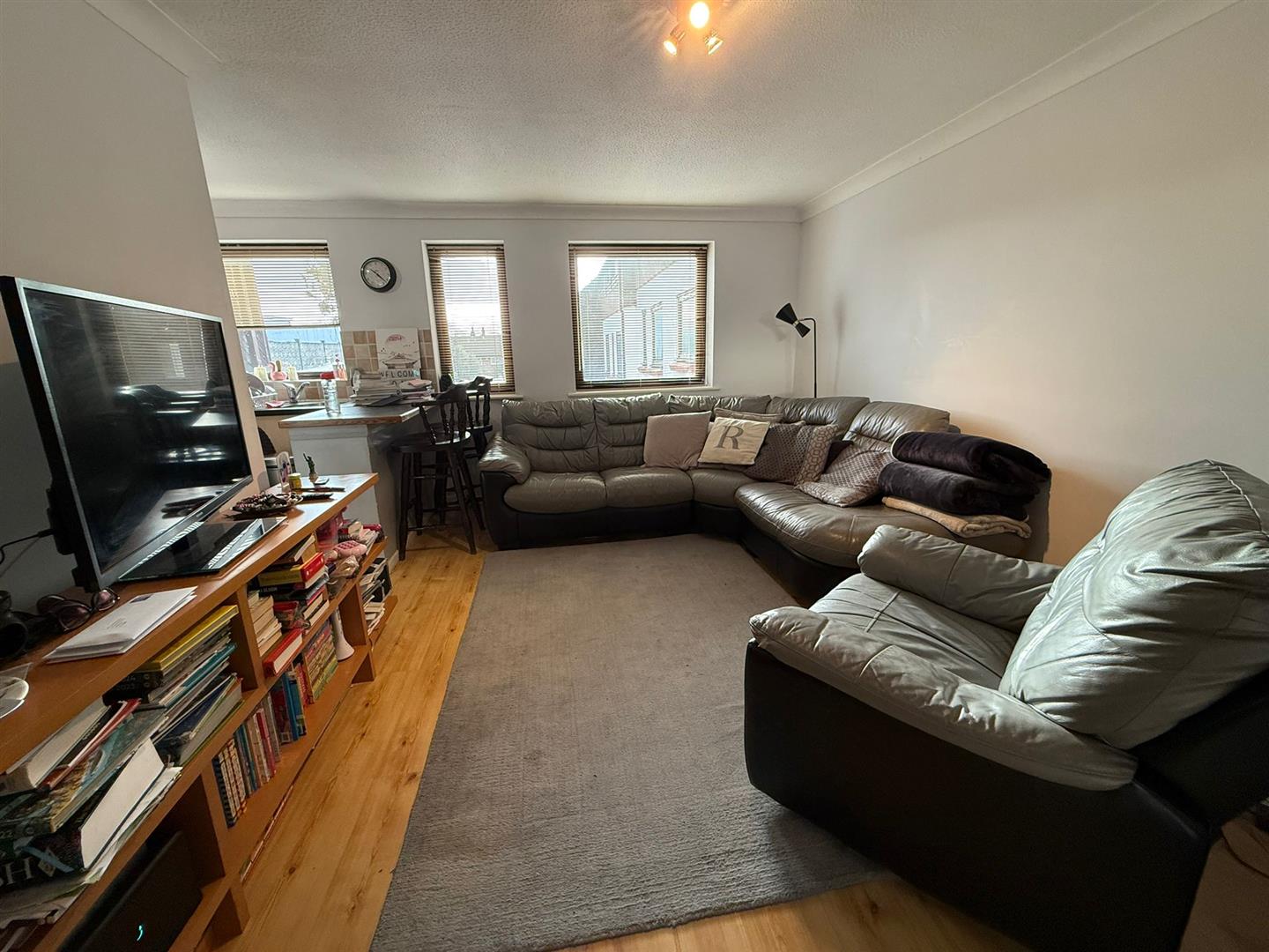 Flat to rent Connaught Road, Greater London | rentaroof