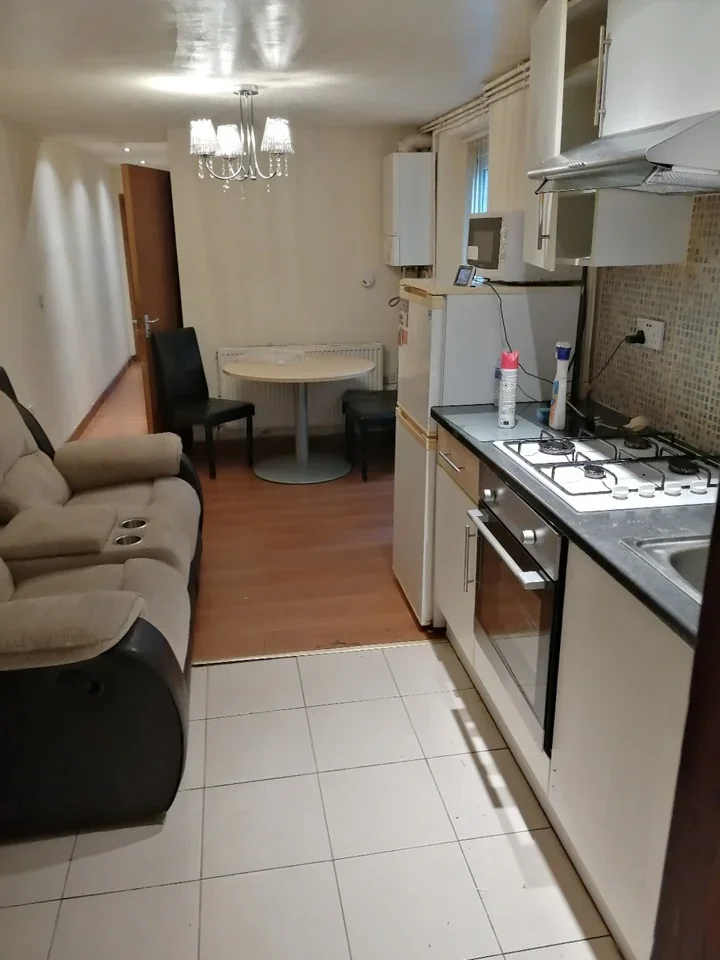 Flat to rent Bedford Street, Cardiff | rentaroof