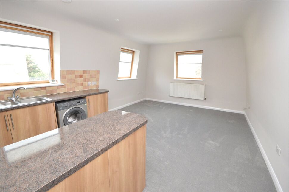 Flat to rent High Street Whitton, Greater London | rentaroof