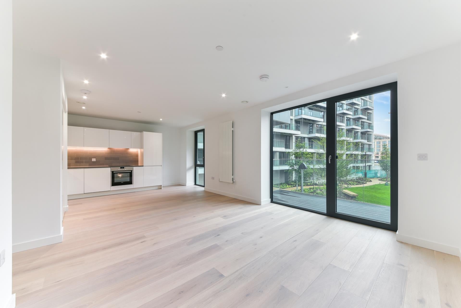 Flat to rent Riverside Walk, Greater London | rentaroof