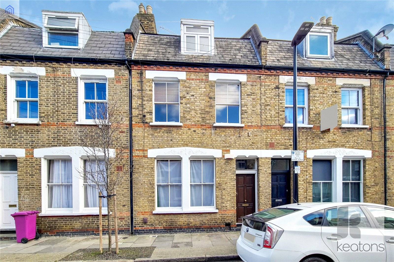 Flat to rent Senrab Street, Greater London | rentaroof