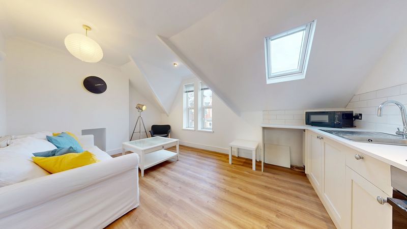 Flat to rent Connaught Road, Cardiff | rentaroof