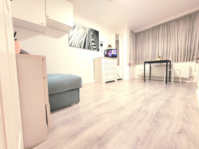 Flat to rent Cecil Road, Greater London | rentaroof