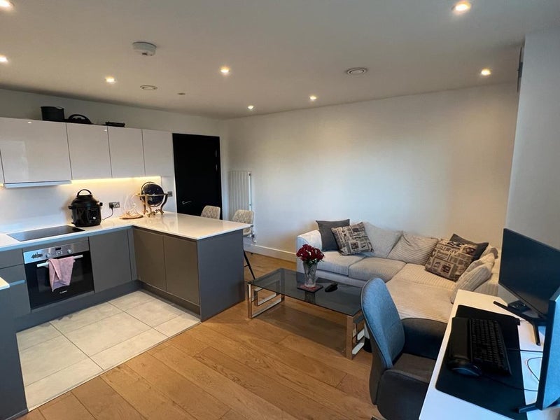 Flat to rent Empire Way, Greater London | rentaroof