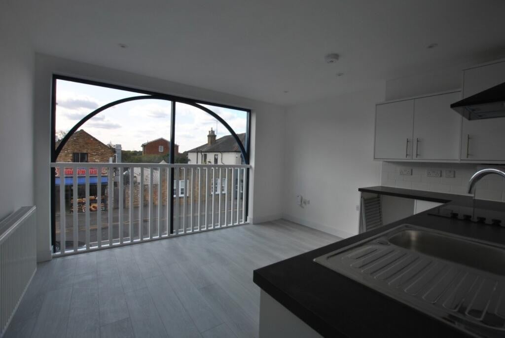 Flat to rent Station Road, Dartford | rentaroof