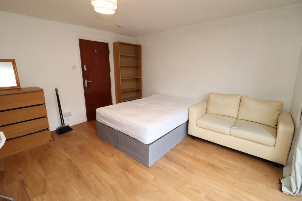 House to rent Globe Road, Greater London | rentaroof