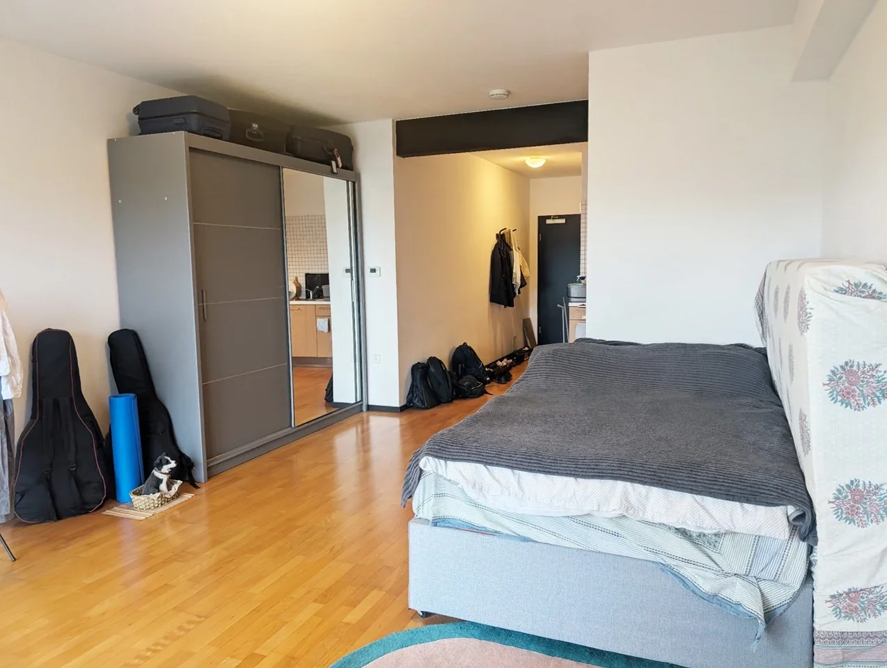 Flat to rent Victoria Villas, Greater London | rentaroof