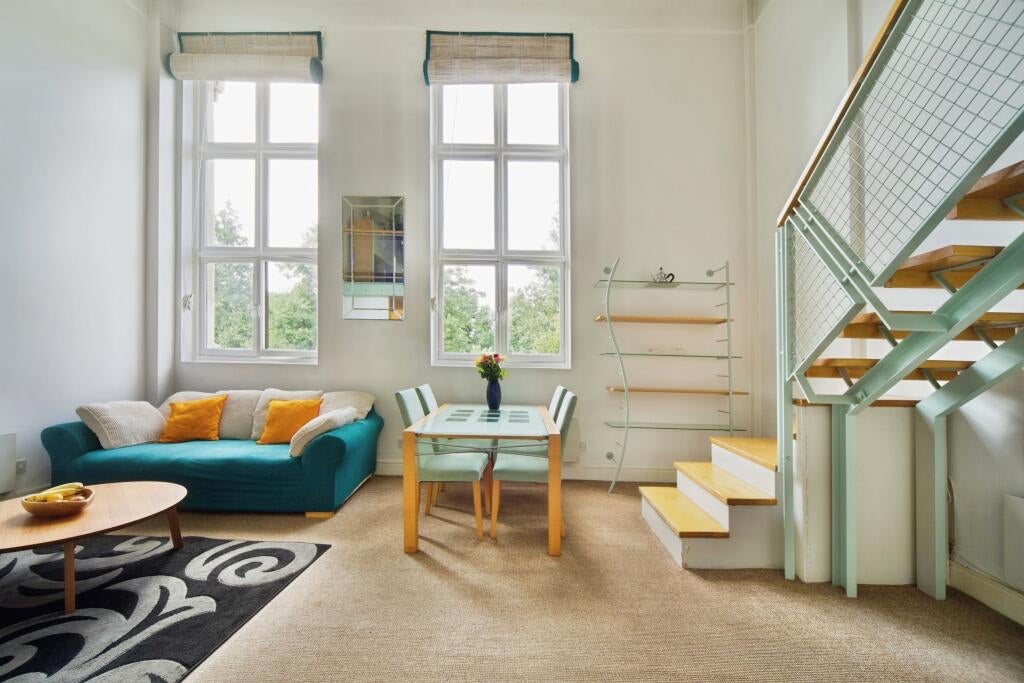 Flat to rent Manor Gardens, Greater London | rentaroof