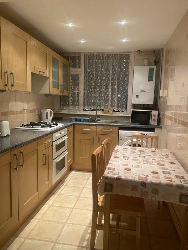 Flat to rent Tomlinson Close, Greater London | rentaroof