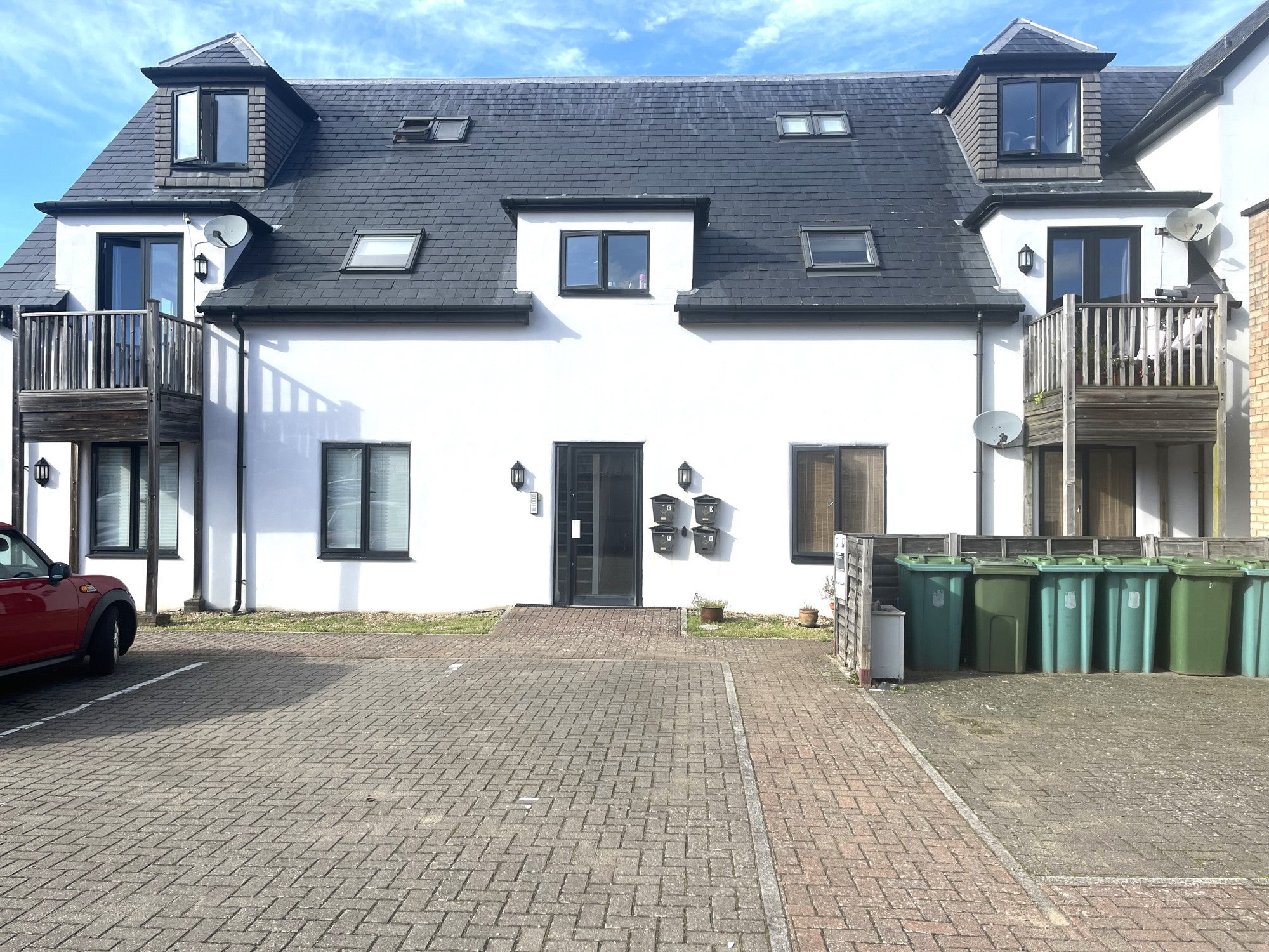 Flat to rent Elliott Road, Greater London | rentaroof