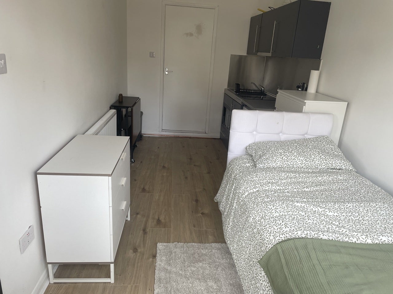Flat to rent Campion Road, Greater London | rentaroof