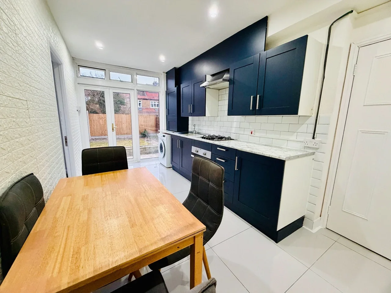 Flat to rent Fleetwood Road, Greater London | rentaroof