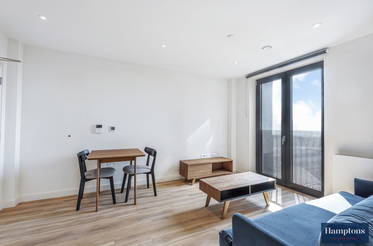 Flat to rent George Street, Greater London | rentaroof