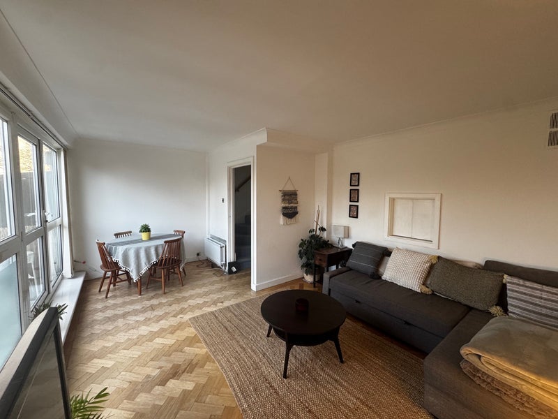 Flat to rent High Street Hampton Hill, Greater London | rentaroof