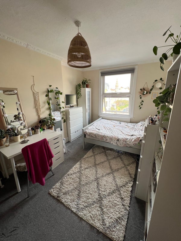 Flat to rent Shepherds Bush Road, Greater London | rentaroof