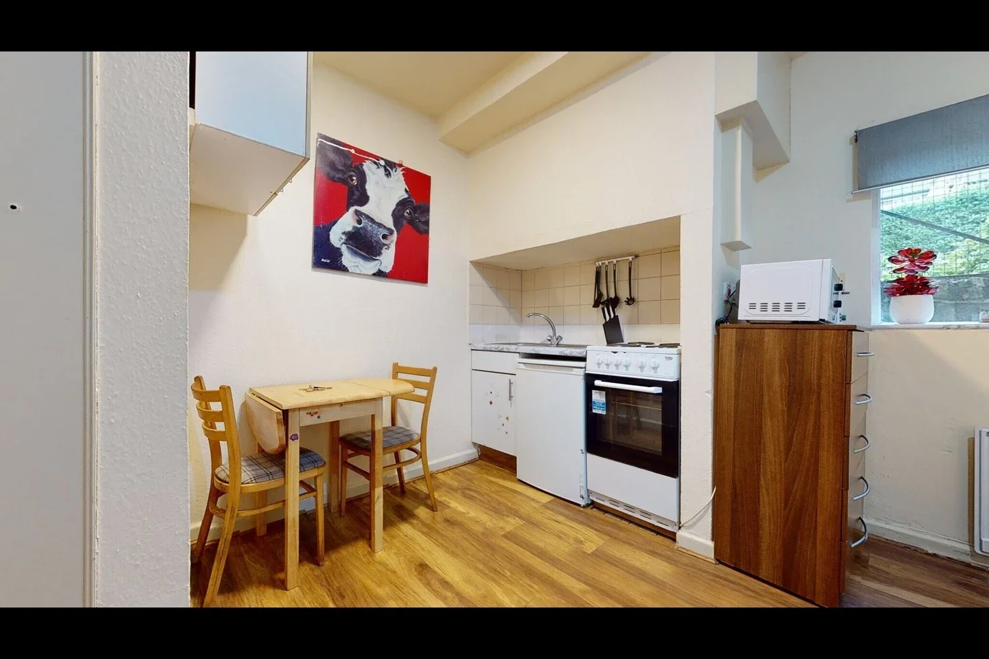 Flat to rent Kilburn High Road, Greater London | rentaroof