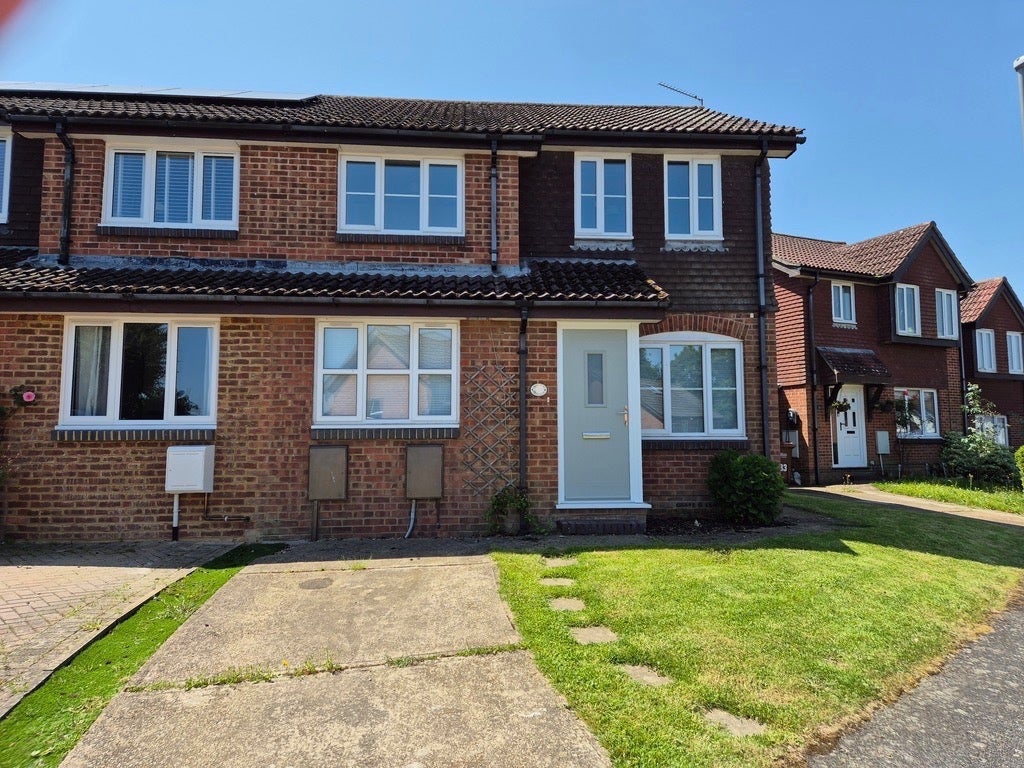 Flat to rent Forge Rise, Wealden | rentaroof