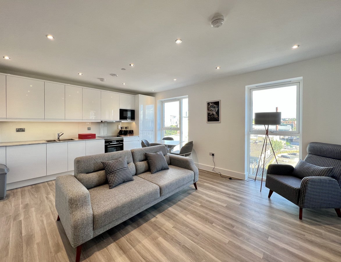Flat to rent Lismore Boulevard, Greater London | rentaroof