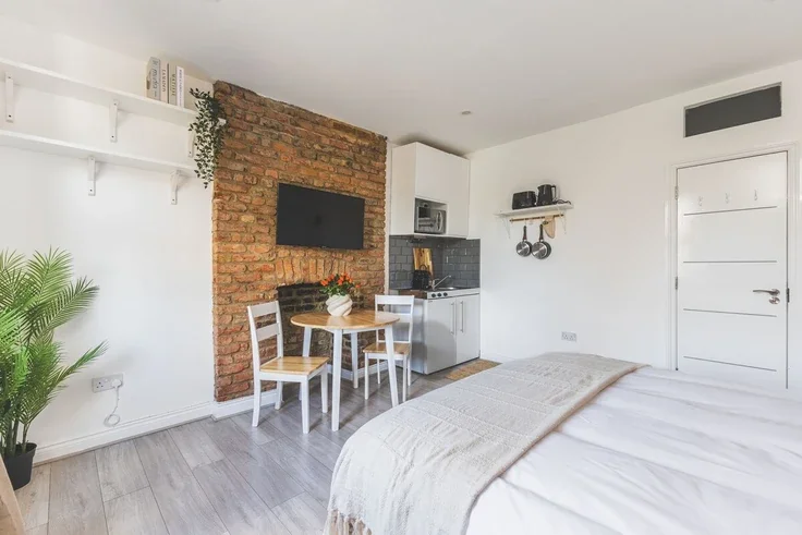 Flat to rent Brassey Road, Greater London | rentaroof