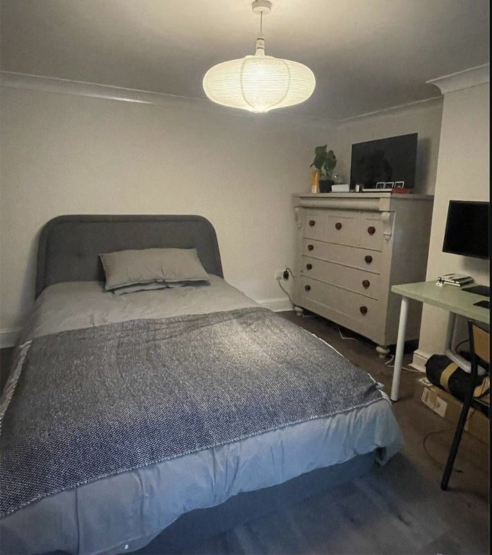 Flat to rent Thistlewaite Road, Greater London | rentaroof