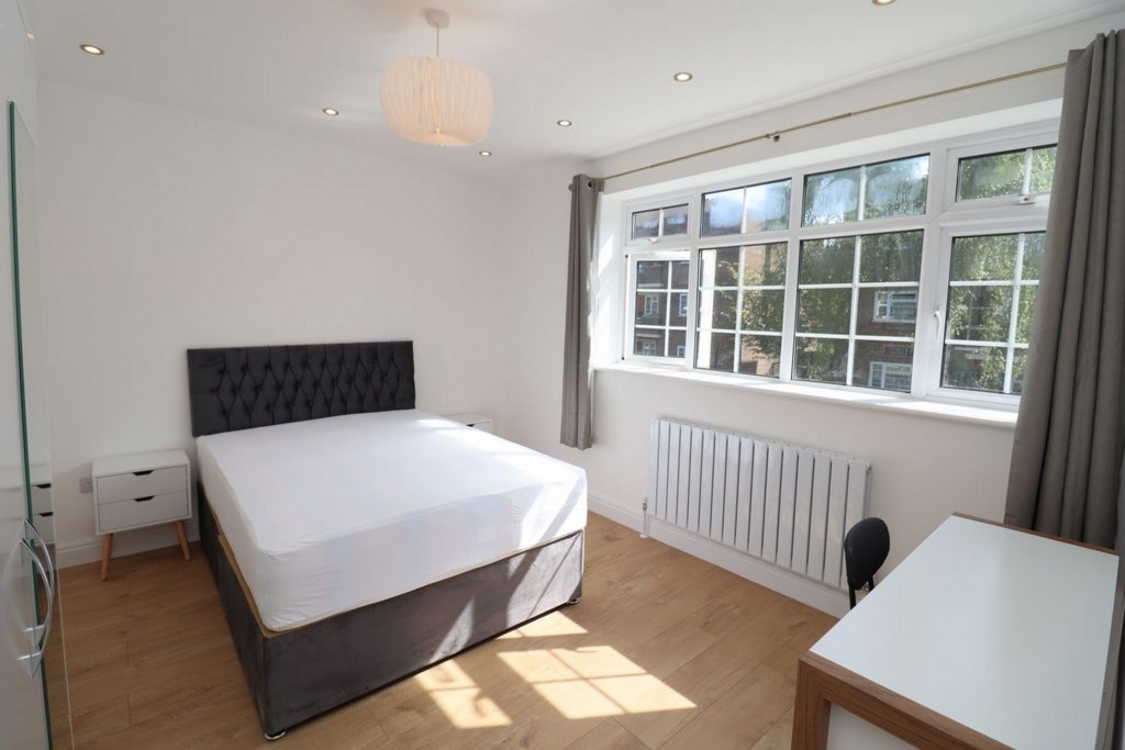 Flat to rent Globe Road, Greater London | rentaroof