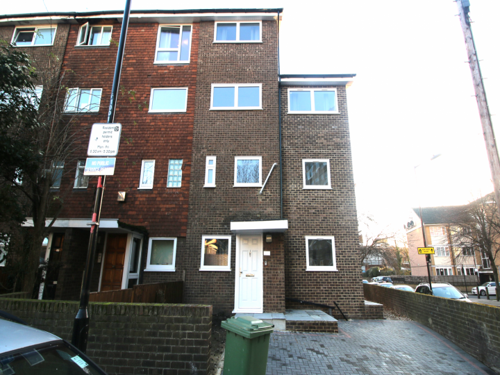 Flat to rent Capstan Square, Greater London | rentaroof