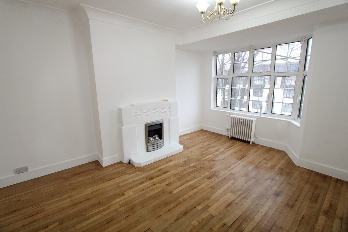 Flat to rent Manor Court, Greater London | rentaroof
