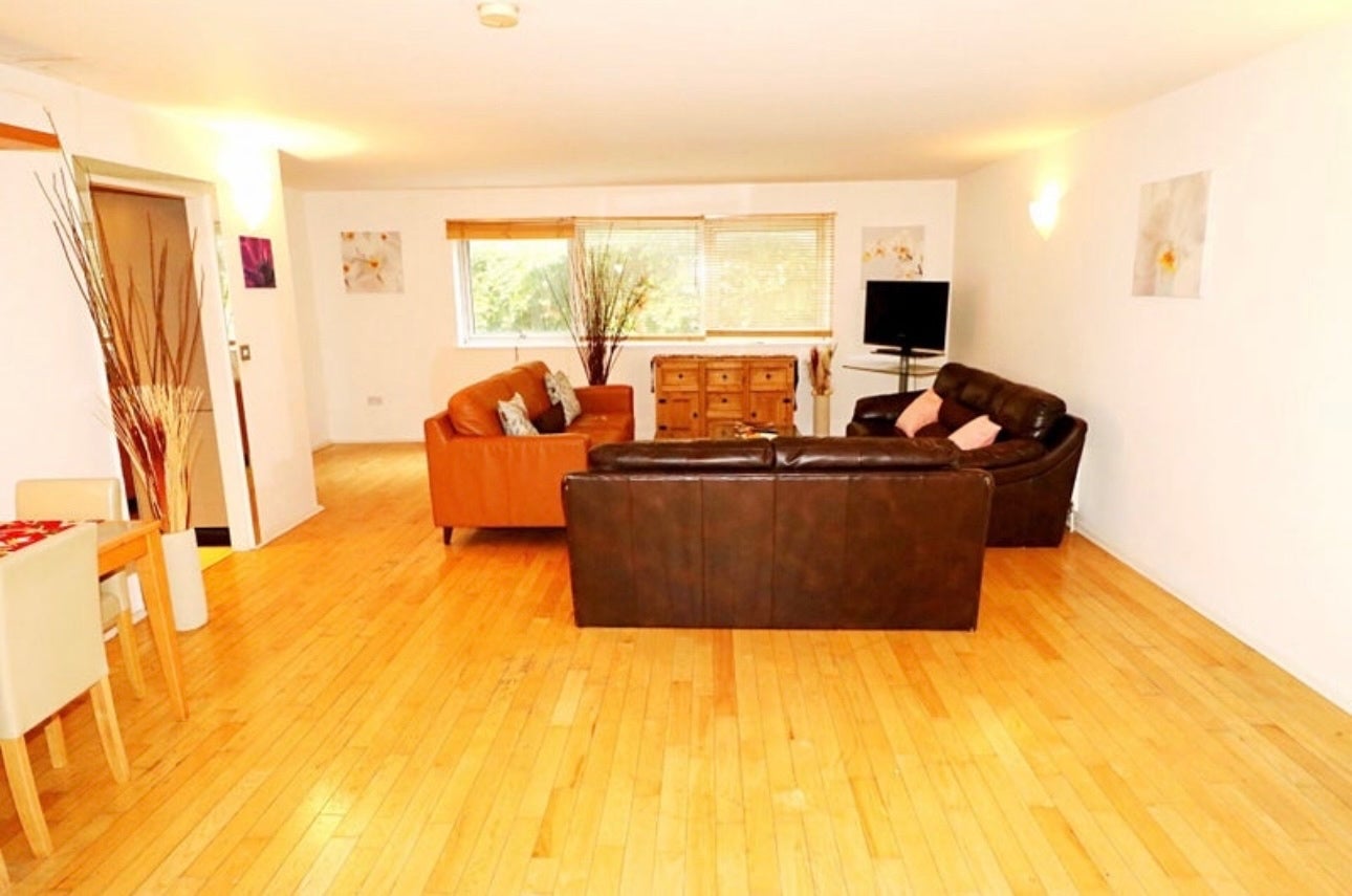 Flat to rent Albert Road, Greater London | rentaroof
