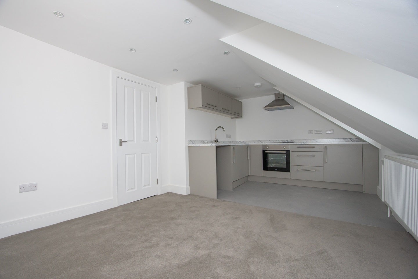 Flat to rent Bouverie Square, Folkestone and Hythe District | rentaroof