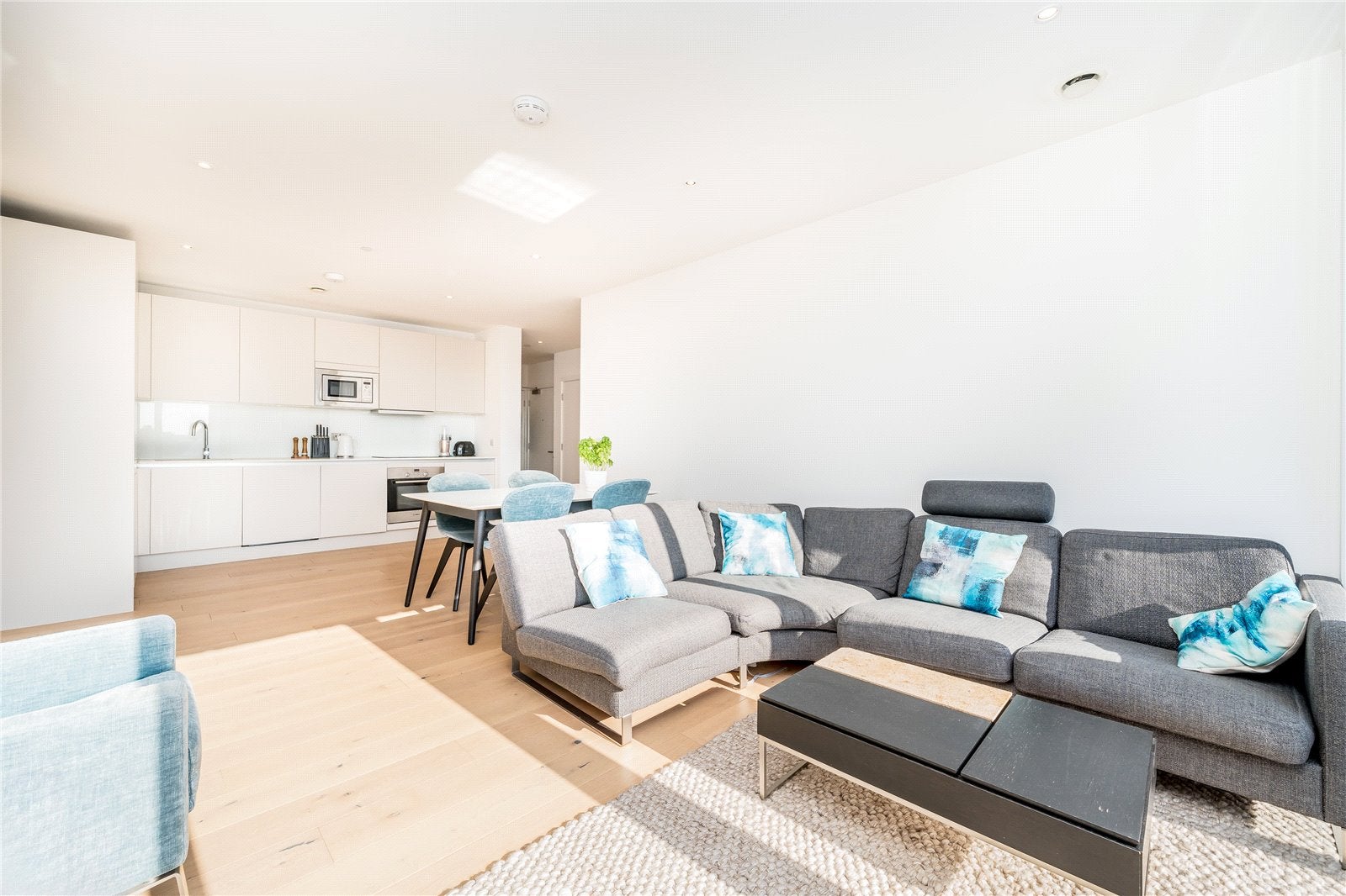 Flat to rent Battersea High Street, Greater London | rentaroof