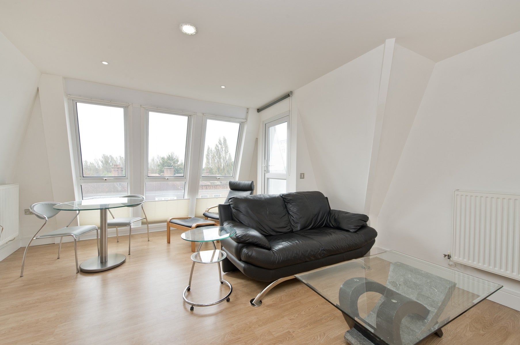 Flat to rent Fordhook Avenue, Greater London | rentaroof