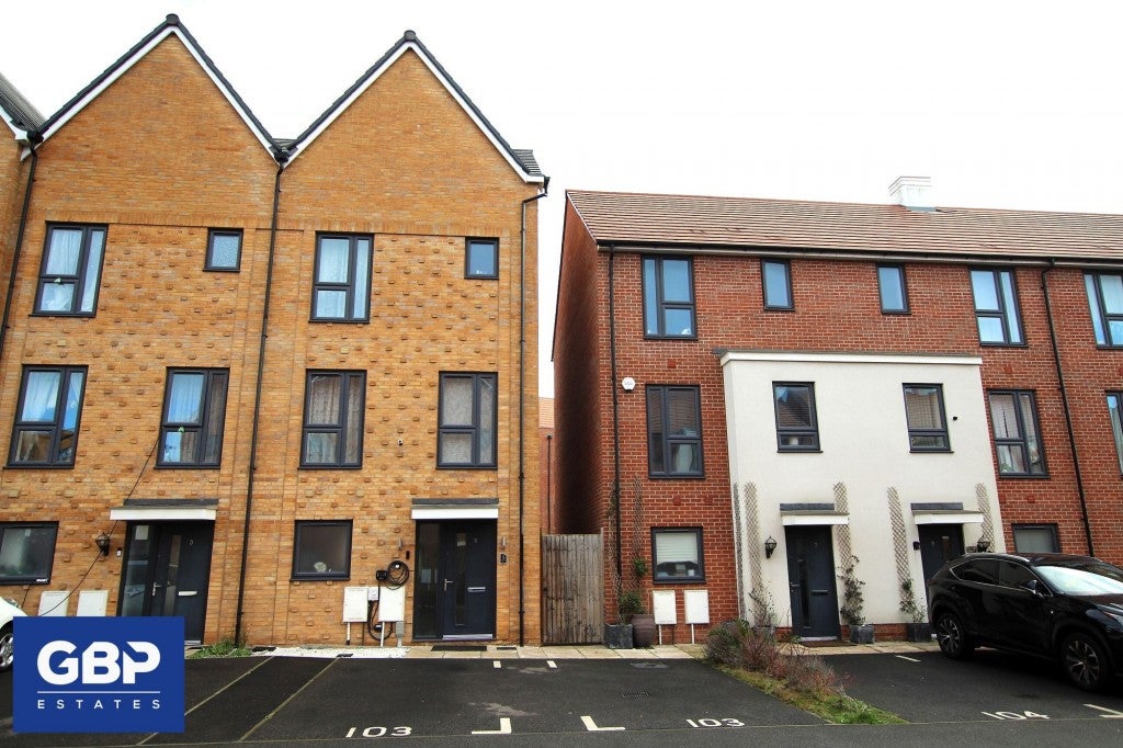 Flat to rent Maiden Way, Greater London | rentaroof