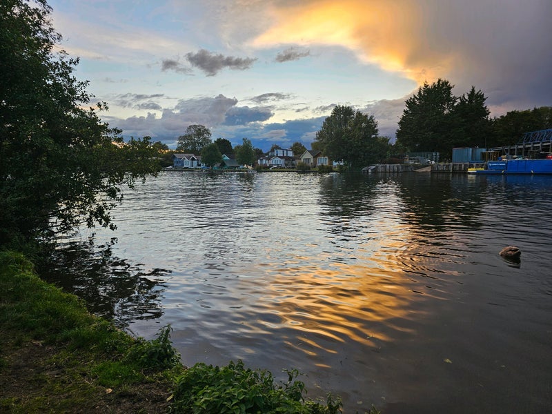 Room to rent Carlton Road, Walton-on-Thames | rentaroof