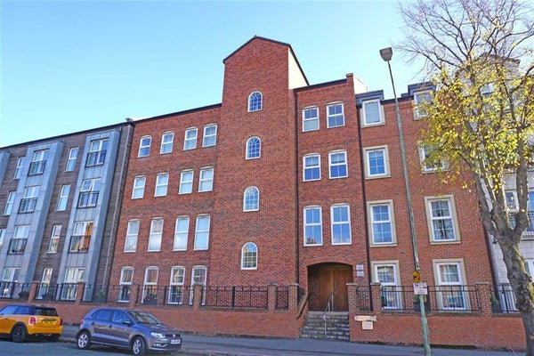 Flat to rent Saint Mary's Road, Market Harborough | rentaroof