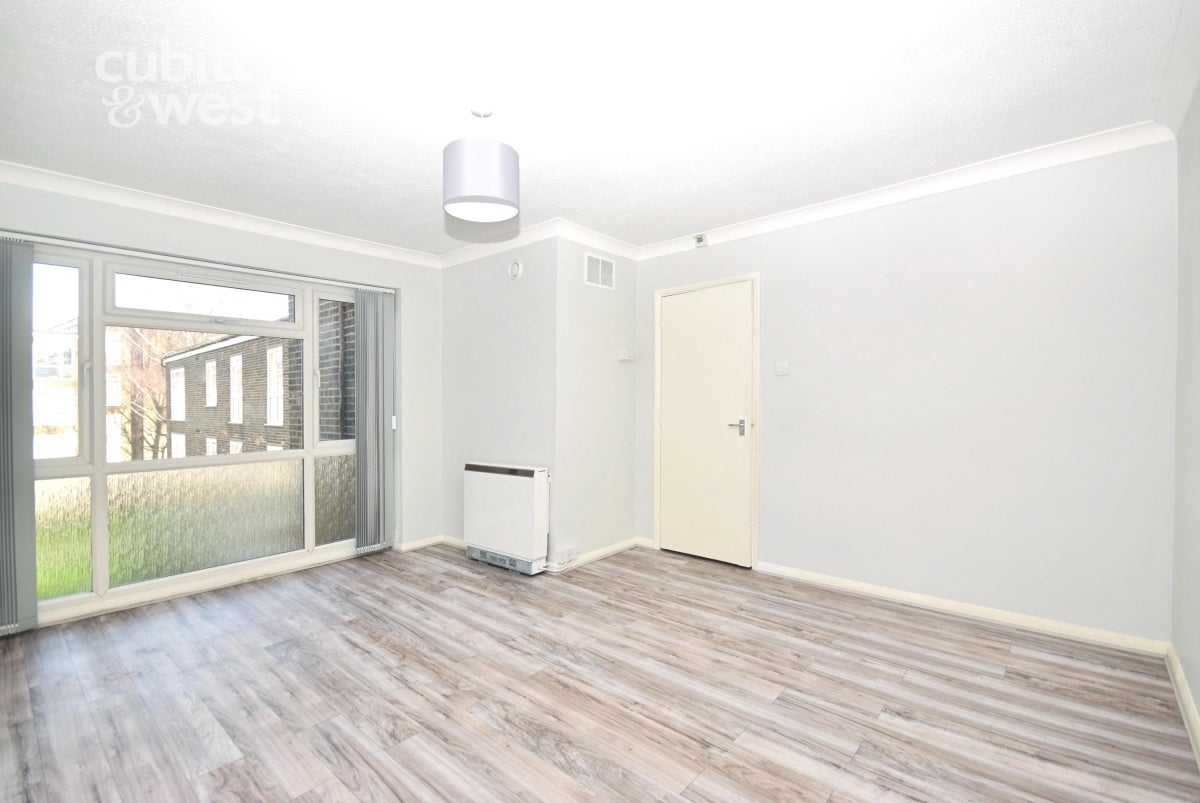 Flat to rent Worcester Road, Greater London | rentaroof