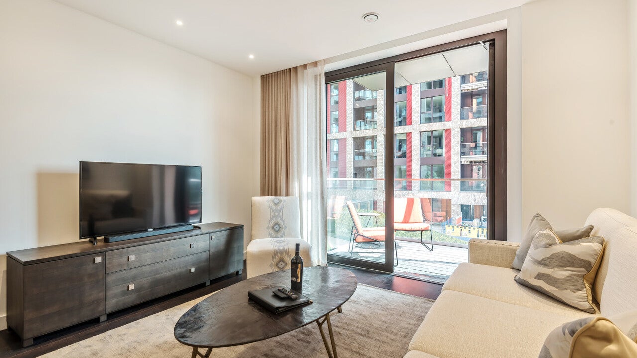 Flat to rent Ponton Road, Greater London | rentaroof